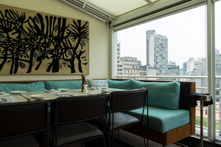 Esther Rooftop: Comida de bistrô e terraço com vista na melhor parte do ...