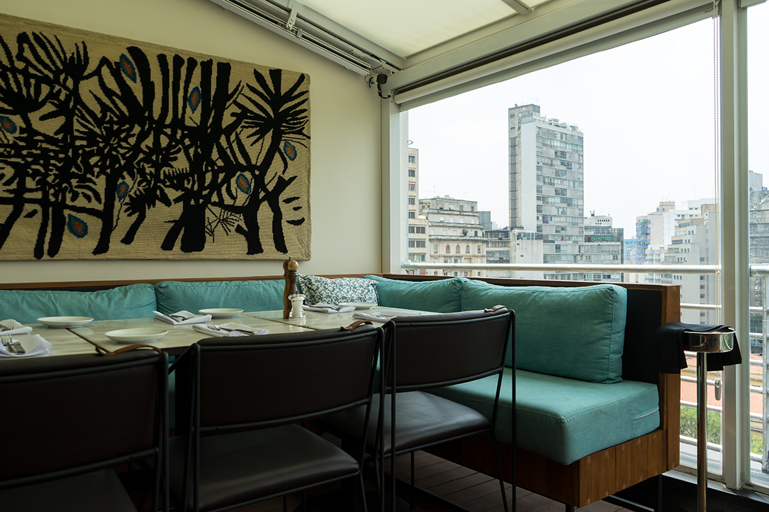 Esther Rooftop: Comida de bistrô e terraço com vista na melhor parte do ...