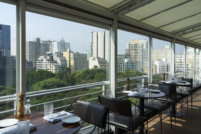 Esther Rooftop: Comida de bistrô e terraço com vista na melhor parte do ...